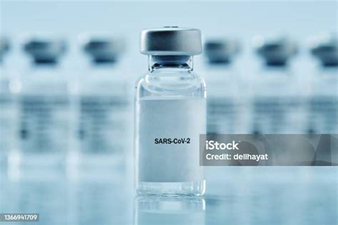 Sarscov2 백신 바이알 흰색병 병에 대한 스톡 사진 및 기타 이미지 병 약 한 줄로 Istock