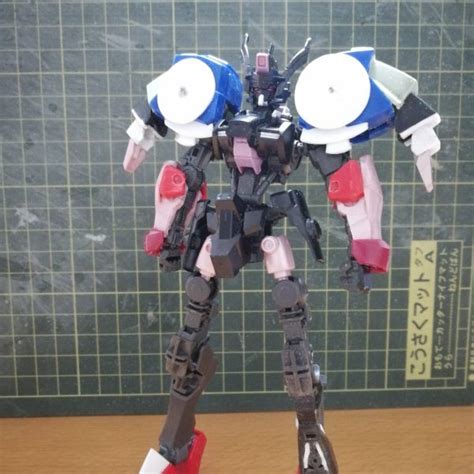 肩はSガンダムの肩をベースに作ってます腕は試行錯誤の末いろんなパーツを切り貼り腿はもう1パーツかまして長くしてますカカトはリボーンズ