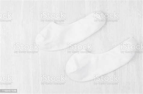 디자인 인쇄 프리젠 테이션 광고 상단보기 복사 공간에 대한 모형 쌍 빈 흰색 작은 낮은 양말 플랫 흰색 나무 보드 측면보기에