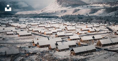 산을 배경으로 눈 덮인 마을 사진 Unsplash의 무료 회색 이미지