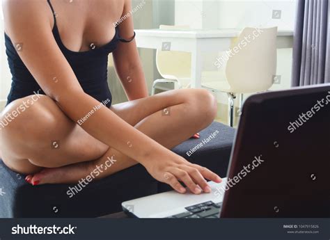 831 Imágenes De Sexy Girl Money Laptop Imágenes Fotos Y Vectores De