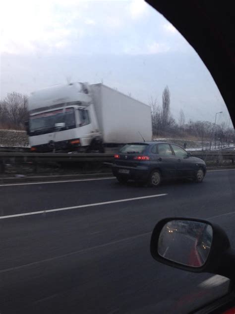Wypadek na DTŚ w Chorzowie Tir wbił się w barierki przy Auchan ZDJĘCIA TVS pl