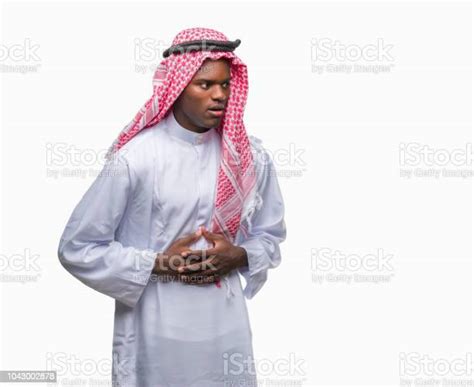 아랍 아프리카 젊은이에 전통적인 서구인을 입고 격리 속에 손으로 배경 때문에 소화 불량 고통 스러운 질병 기분이 나쁘다 통증