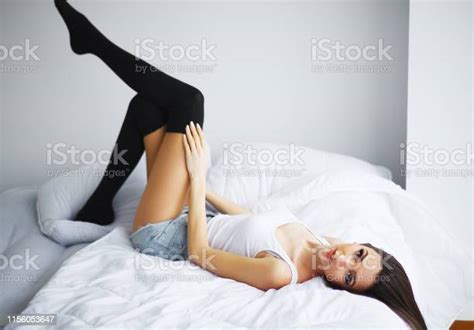 잠 또는 낮잠 후에 흰색 베개에 침대에서 미소 귀여운 여자 깨끗한에 대한 스톡 사진 및 기타 이미지 깨끗한 담요 리넨