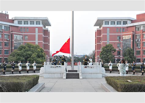 学校举办“传承雷锋精神，争当时代新人”主题升国旗仪式 河南理工大学新闻网