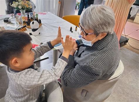 在长宁这间向日葵小屋里老人和小孩共同赶了一回时髦