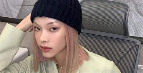 李佳琦表妹遭揩油？刘伯辛吸烟与男子热聊，被搭肩摸腰疑谈恋爱腾讯新闻