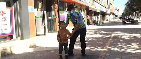 三岁萌娃走失 交警化身“超级奶爸”男孩孩子妈妈