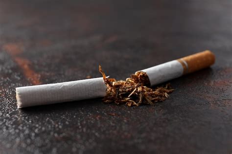 Konzept Des Schadens Durch Das Rauchen Von Zigaretten Auf Dunklem