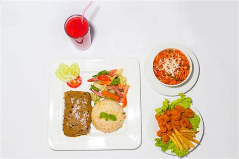 아시안 스타일 라마단 세리 푸드 세트 건강한 풀 코스 식사 칼라마리 접시 비행기 쌀과 생선 스테이크의 접시와 흰색 배경에 수박