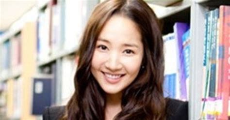 박민영 대학 홍보책자 모델 공부 망치는 도서관여신