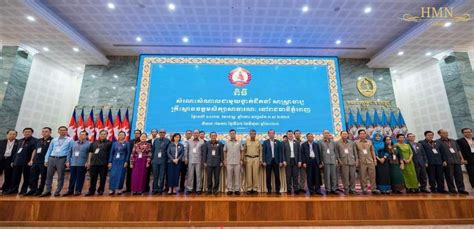 លោក បណ្ឌិត ហ៊ុន ម៉ាណែត ៖ “ឆ្លុះកញ្ចក់ ងូតទឹក ដុះក្អែល ព្យាបាល និងវះកាត់