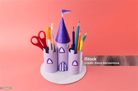 간편한 활동 어린이및 유치원용 캐슬 화장지 롤 공예 Diy 재활용 재료의 미술 프로젝트 말기에 대한 스톡 사진 및 기타 이미지