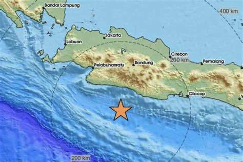 Volcano Erupts In Eastern Indonesia Spews Miles High Ash Tower Hong