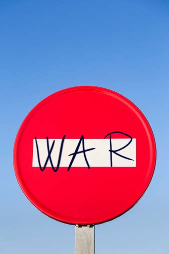 파란 하늘에 대한 무단 침입 기호에 필기 단어 War 전쟁을 중지합니다 평화의 개념 0명에 대한 스톡 사진 및 기타 이미지