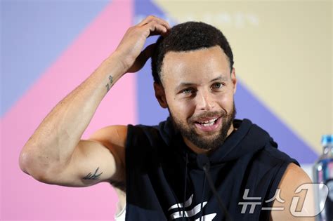 질문에 답하는 스테판 커리 뉴스1