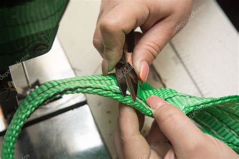 La M Quina De Coser Industrial Cose Un Cabestrillo De Cinta Fabricaci