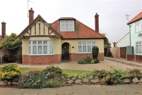 Queensway Holland On Sea Clacton On Sea Co15 3 Bedroom Detached