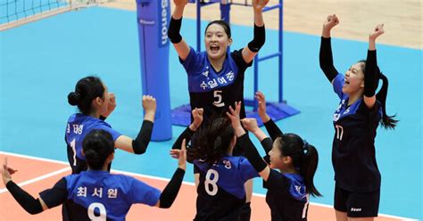 수일여중 3년만에 결승 진출 환호하는 선수들 2024중고배구 춘계연맹전