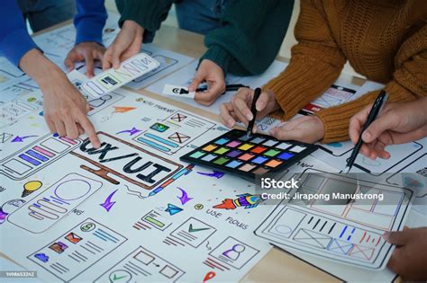 Tim Web Kreatif Perencanaan Desainer Grafis Untuk Ponsel Menggambar