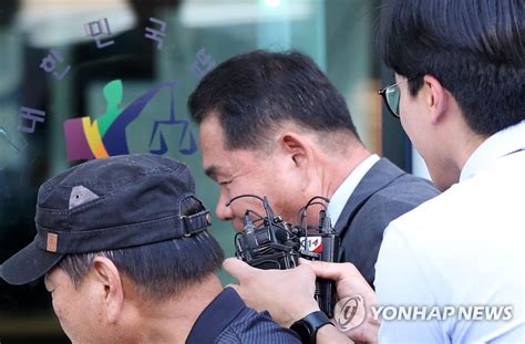 불법 선거·뇌물수수 혐의로 재판 향하는 신경호 강원교육감 연합뉴스