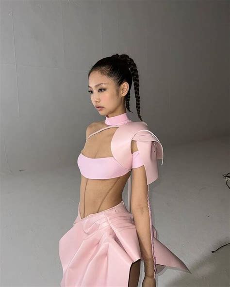 Jennie晒新歌mv造型美照 一片布裹胸超级火辣！ 搜狐大视野 搜狐新闻