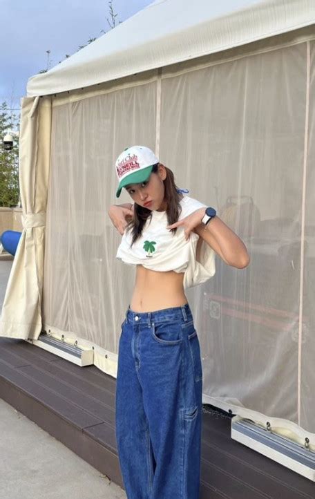 씨스타 소유 옷 벗어올리고 11자 복근 자랑 반전 비키니 자태