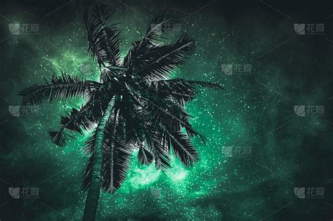 自然发光的银河和星空与椰子酱