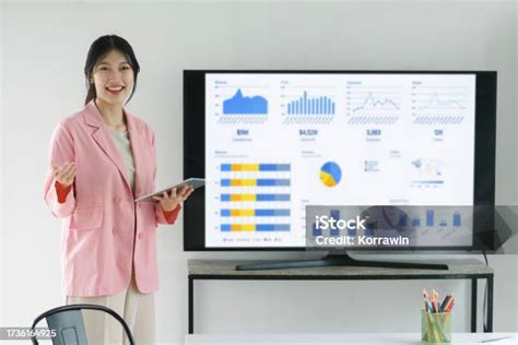 영업 피치 사업 투자 계획 또는 회사 전략을 설명하는 미소 짓는 자신감 넘치는 여성 사업가의 초상화 워크샵 교육 코치 보고서