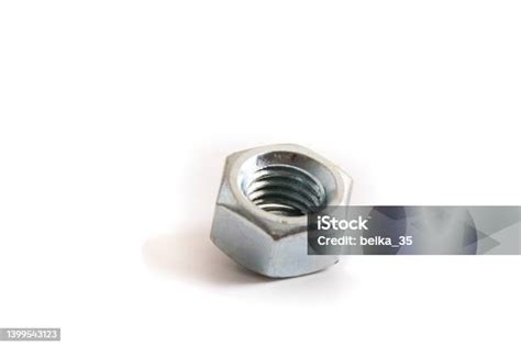 매크로는 흰색 배경에 고립 된 금속 너트를 촬영했습니다 크롬 나사 너트 절연 강철 너트 절연 너트와 볼트 작업을 위한 도구입니다 0명에 대한 스톡 사진 및 기타 이미지