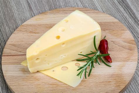 Fromage Jaune Sur Planche De Bois Et Fond De Bois 12510751 Photo De