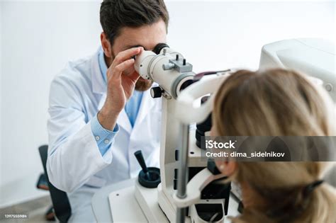 Dokter Mata Memeriksa Tekanan Intraokular Pasien Di Toko Optik Atau