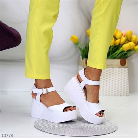 Купити Білі шкіряні жіночі босоніжки натуральна шкіра на платформі танкетці ціна 990 ₴ Prom