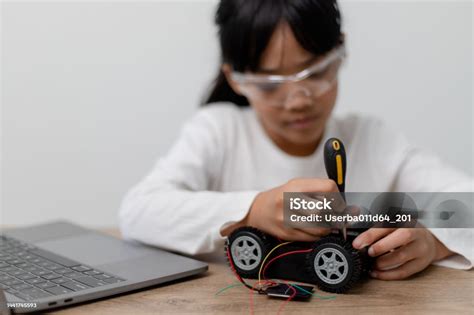 아시아 학생들은 집에서 Stem Steam 수학 공학 과학 기술 컴퓨터 코드 아이들을위한 로봇 공학 개념의 로봇 자동차 및 전자 보드 케이블 코딩을 배웁니다 8 9 살에