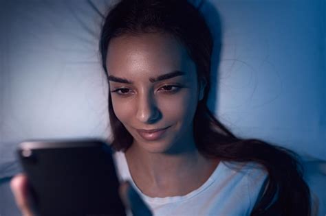 Premium Photo Woman Browsing Social Media In Bed