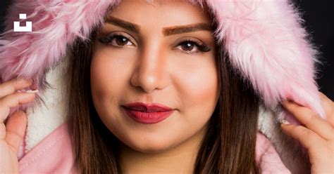 Foto Zum Thema Eine Frau Mit Rosa Jacke Und Pelzmütze Kostenloses