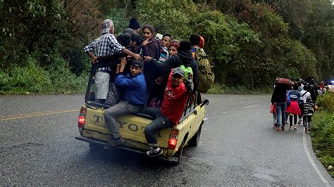 Tragedia en carretera desenmascara red de tráfico de migrantes en