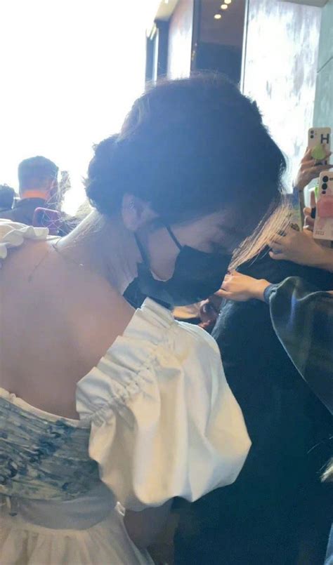 虞书欣《你好星期六》上班路透 穿白色公主裙清新可爱新浪图片