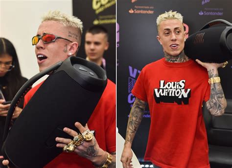 MC Daniel ostenta anéis enormes em ouro 18 quilates e caixa de som gigante