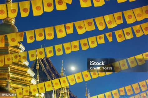 태국에서 널리 쓰이는 사찰의 Dhammachak 깃발 또는 태국 불교 국기 0명에 대한 스톡 사진 및 기타 이미지 0명