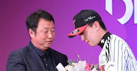 차명석 단장 이민호 Lg 1차 지명 사진