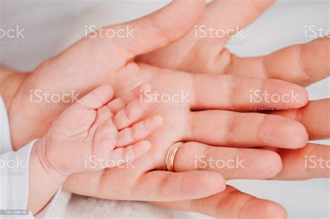 아버지와 어머니 갓 태어난 아이를 안고 있습니다아이의 작은 손과 어머니와 아버지의 손바닥을 클로즈업하십시오 육아 보육 및 건강
