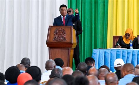 WAZIRI MKUU AZUNGUMZA NA WATUMISHI WA OFISI YAKE Full Shangwe Blog