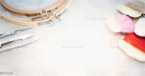 스레드 가위 목재 프레임 스풀 패브릭이 있는 재단사의 작업장의 선택적 초점은 프레임의 텍스트를 위한 흰색 배경 상단 뷰 공간에