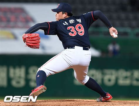 롯데 신인 서준원힘찬 날개짓 사진