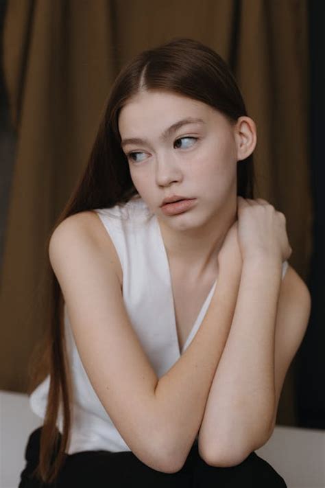 갈색 머리 감정적 인 고요한 고전적인 초상 긴 머리 단순한 라이프스타일 모델 묵상 미니멀리스트 미묘한 메이크업 부드러운 조명 부드러운 피부 사람