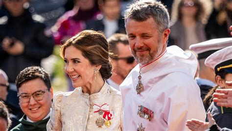 Se Billederne Kong Frederik Og Dronning Mary Ankommer Med Stil Til