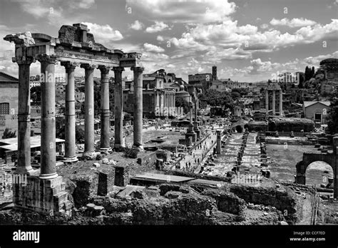 Blick Auf Das Forum Romanum Mit Dem Kolosseum In Der Ferne In Rom