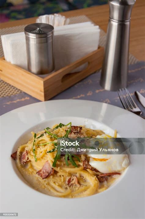 카르보나라 파스타입니다 Parsel 베이컨과 파 르 메 산 치즈 스파게티입니다 어두운 배경에 치즈와 흰 접시에 파스타 카르보나라 이탈리아 요리 개념입니다 건강한 식생활에