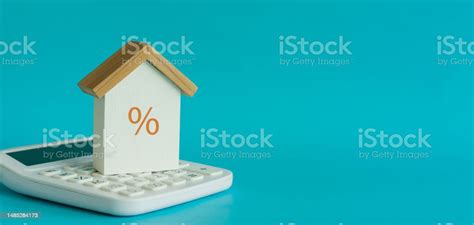 금융 경제 및 비즈니스 개념에 대한 디자인 광고를 위해 파란색 배경 위에 계산기에 이자율의 백분율이 있는 모델 홈을 닫습니다 0명에 대한 스톡 사진 및 기타 이미지 Istock